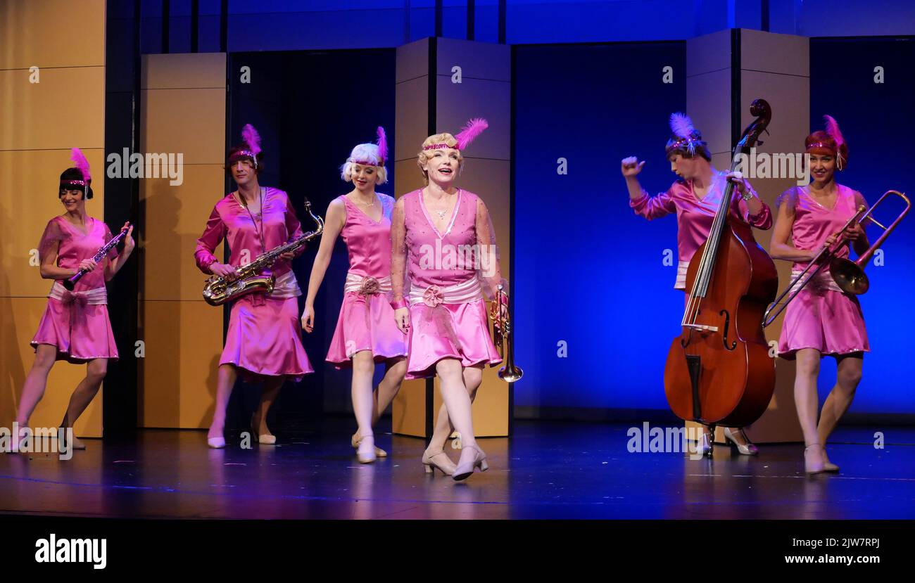 31 August 2022, Berlin: Actors Lukas Benjamin Engel (Daphne, Jerry, l-r ...