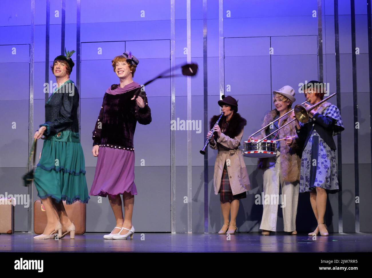 31 August 2022, Berlin: Actors Arne Stephan (Josephine, Joe, l) and ...
