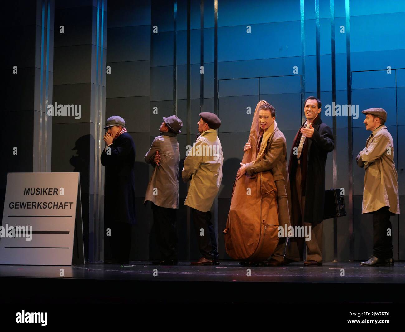 31 August 2022, Berlin: Actors Lukas Benjamin Engel (Daphne, Jerry ...