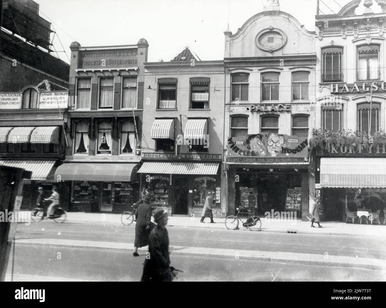 View of the facades of Huizen Vredenburg 28 (Right) - 32 in Utrecht ...