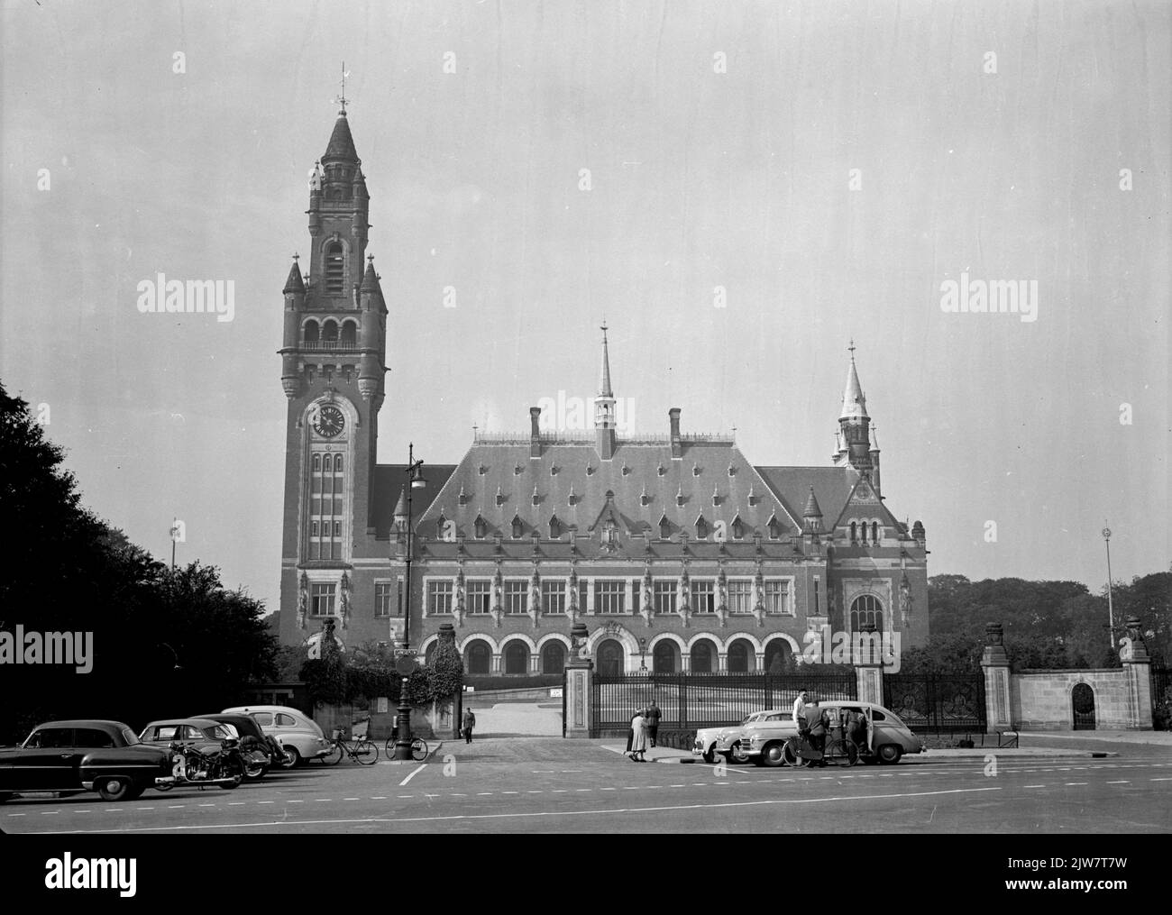 Exterior palace architecture Black and White Stock Photos & Images - Alamy
