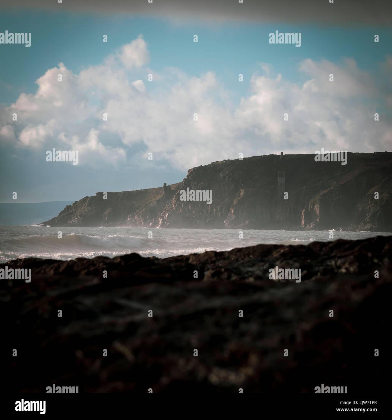 Cornwall cottage cliff hi-res stock photography and images - Alamy