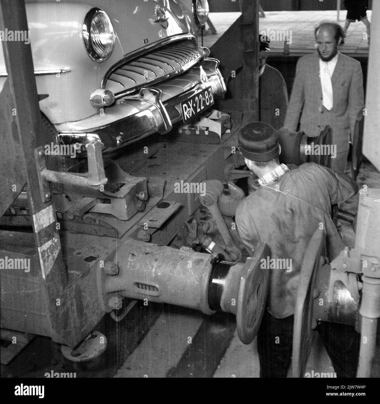 Interior of the N.S. station Zwijndrecht in Zwijndrecht: Perront tunnel ...