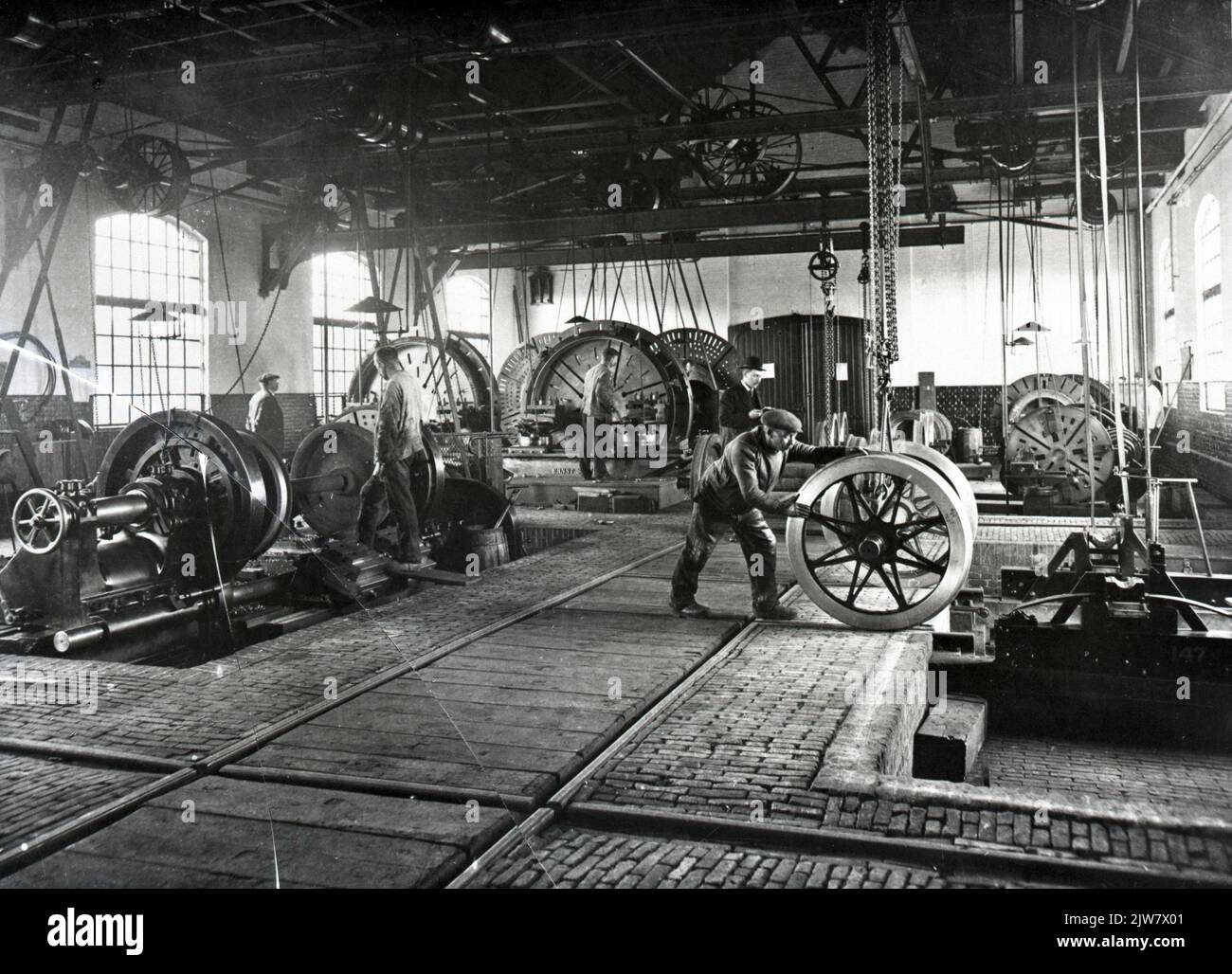 Interior of the central workshop of the S.S. in Zwolle: Wielendraaierij ...