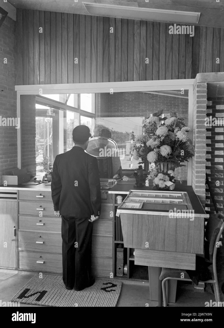 Interior of the N.S. Station Velsen Zeeweg in Velsen: place map office ...