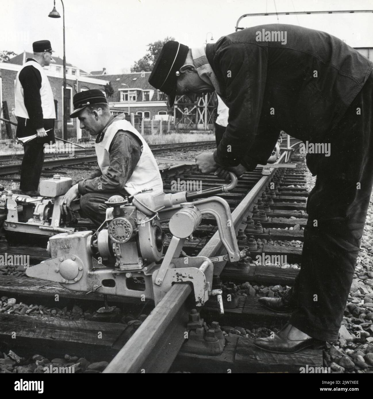 Image of some road workers of the N.S. During work on the railway line ...