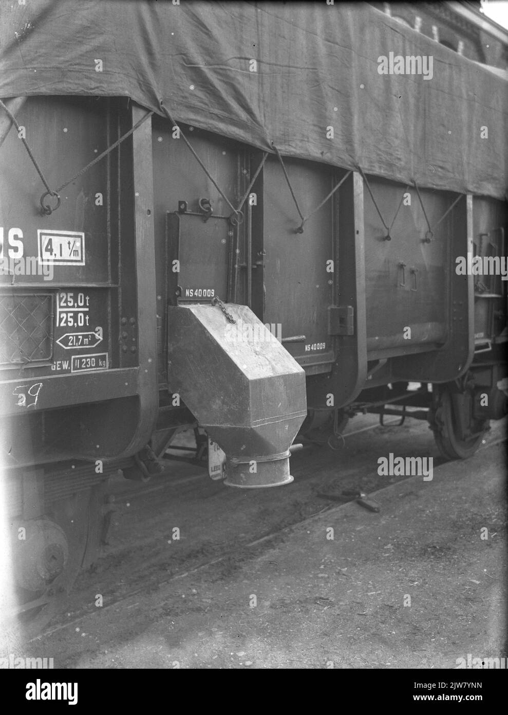 Image of a funnel for unloading grain to the open freight wagon NS ...