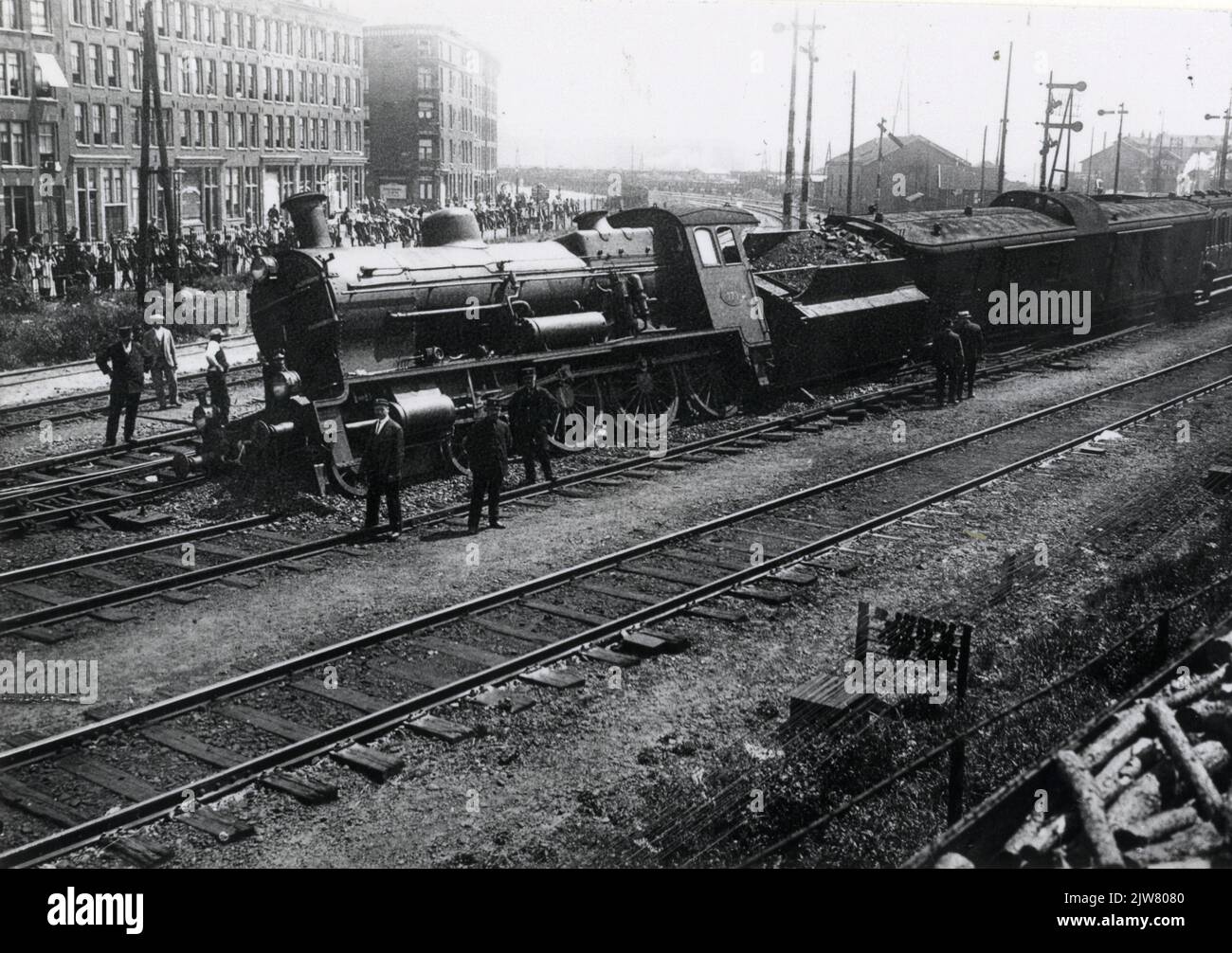Image of the derailed steam locomotive No. 770 of the S.S. (series 600/ ...