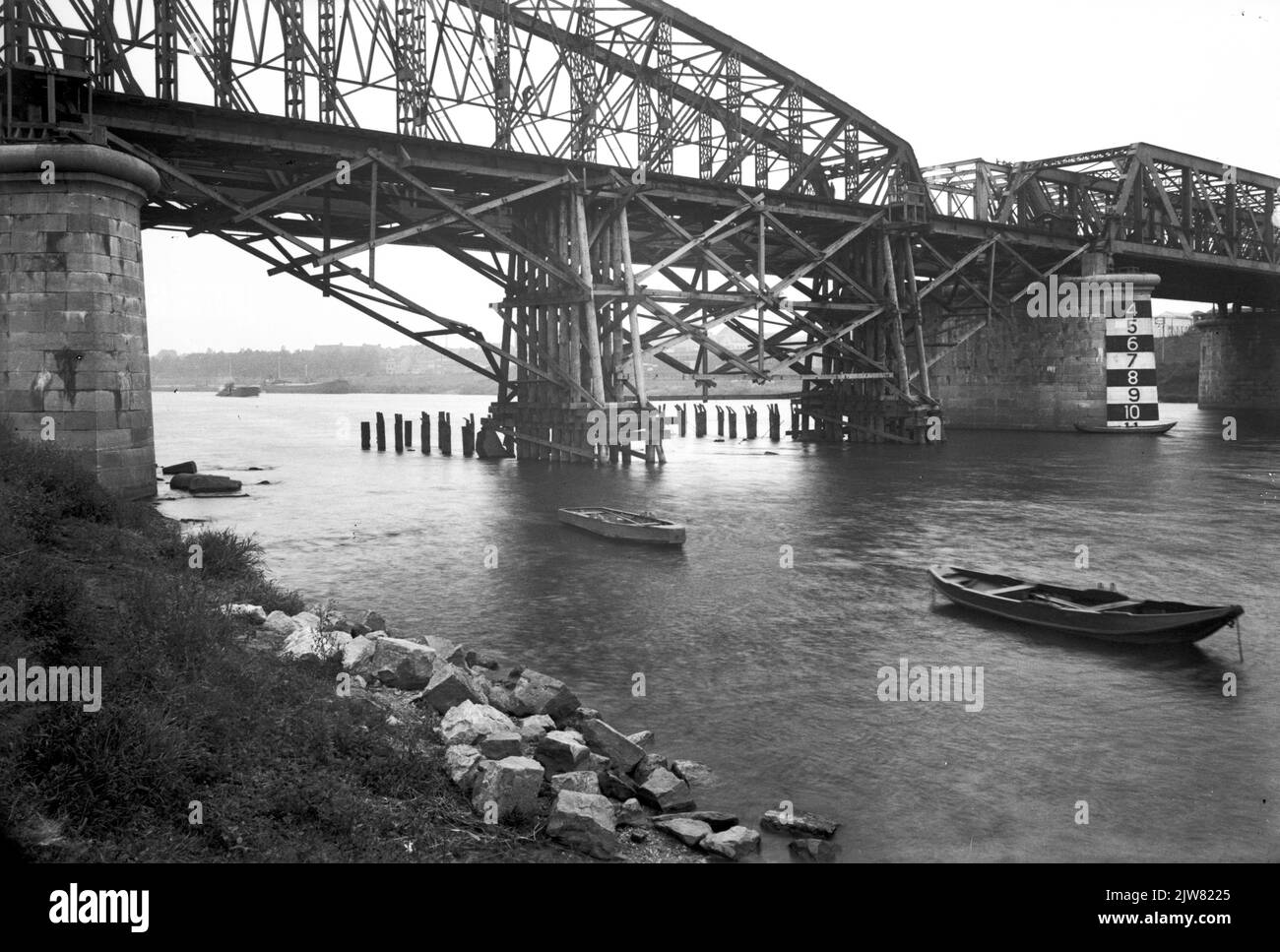 Image of the repair work on the railway bridge over the Maas between ...