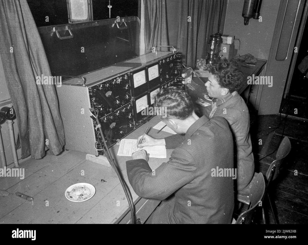 Image of two N.S. employees in the measuring car 176 103 of the N.S ...