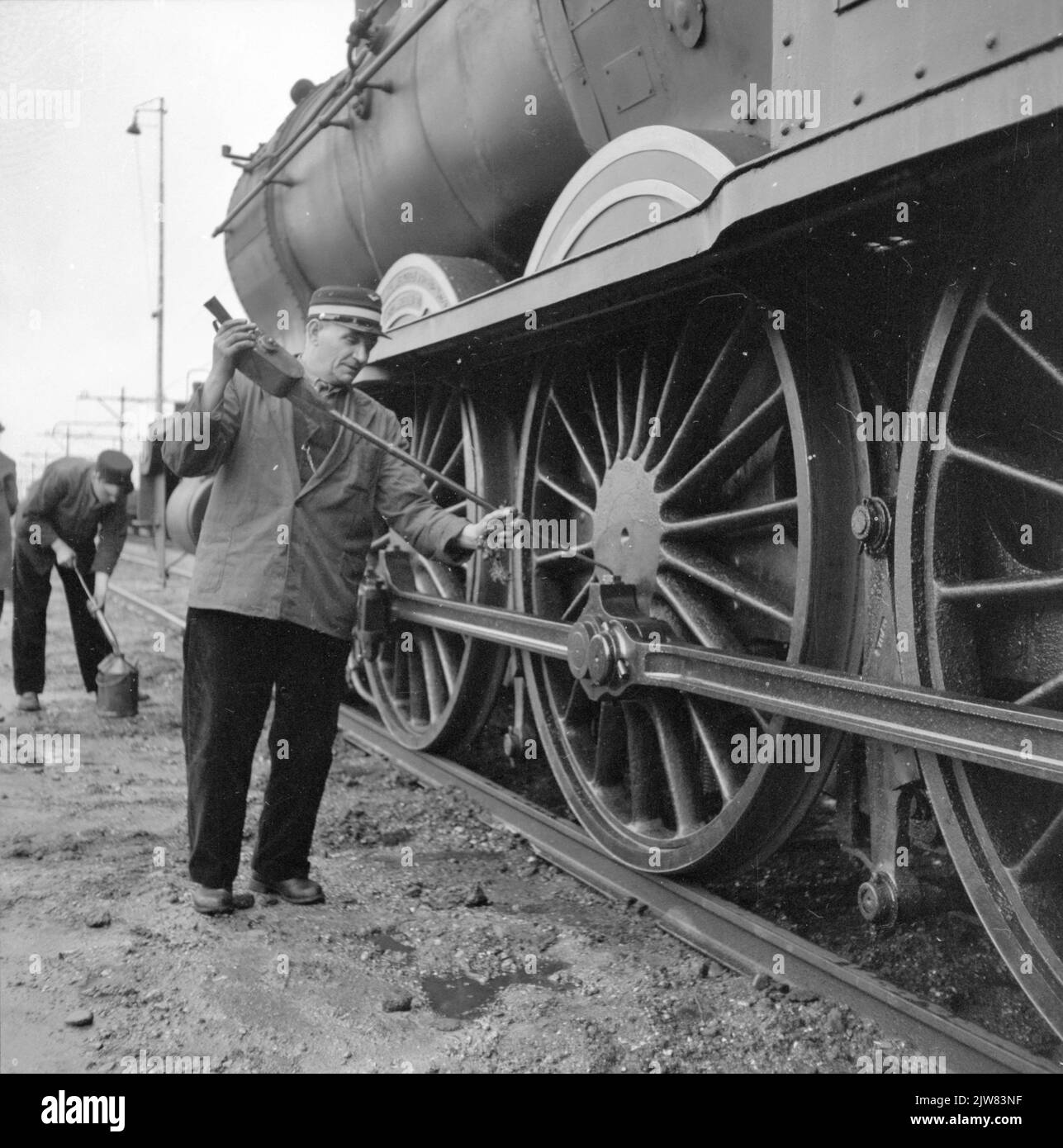 Image of lubricating the connecting rods of the steam locomotive No ...