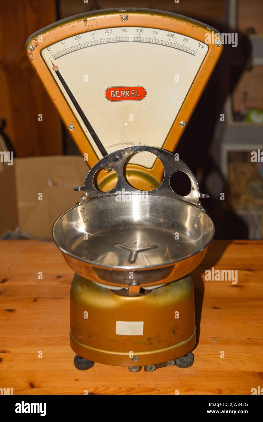 Old fashioned traditional weighing scales hi-res stock photography and ...