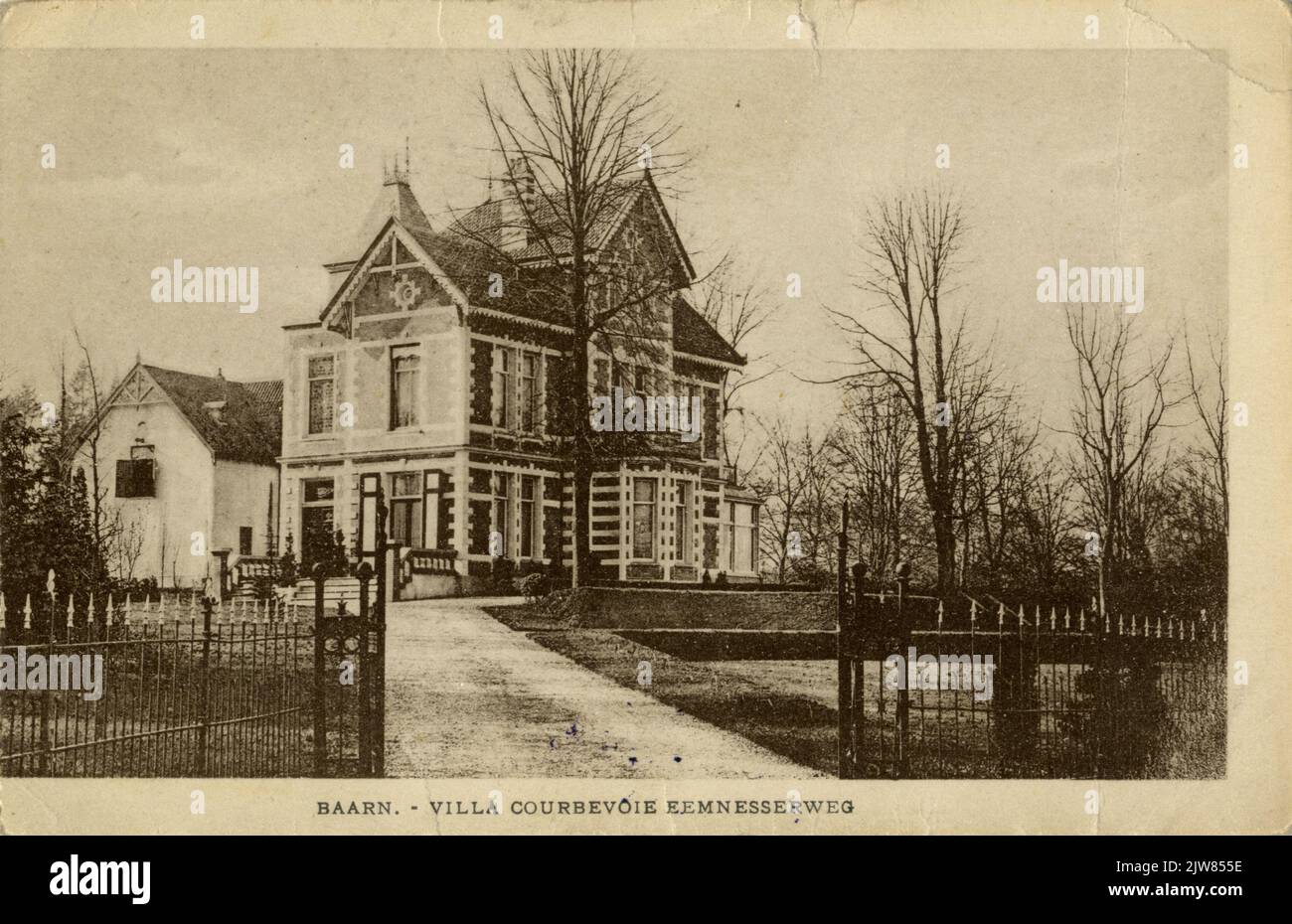 View of the front and left side of the Courbevoie house (Eemnesserweg 97) in Baarn.n.b. The ...