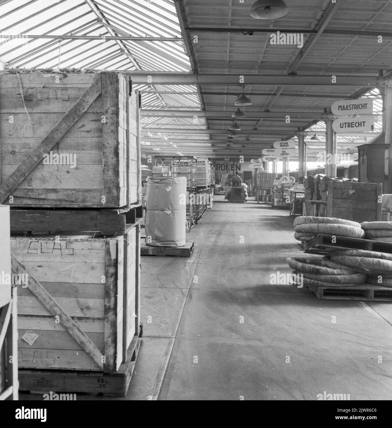 Image of a truck from Van Gend & Loos with a car loading box on the ...
