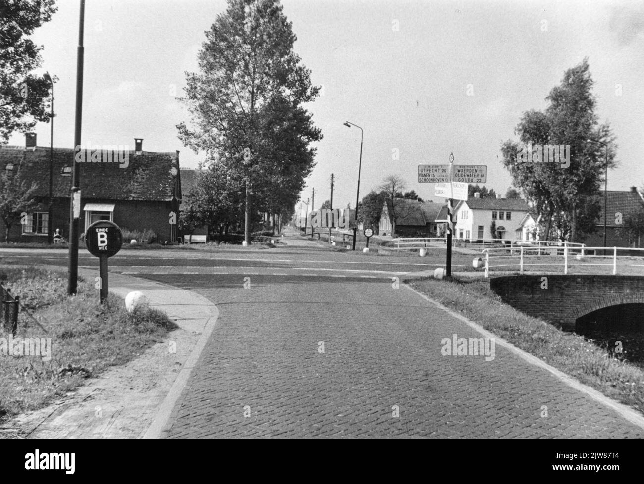 View of tertiary road no. 14 (T14) in Benschop, from the east, with the ...