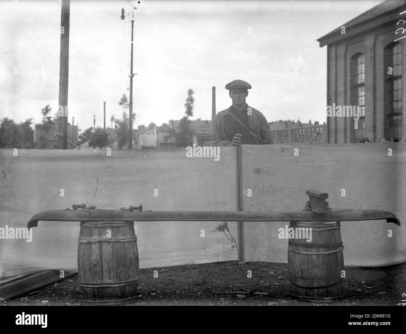 Image of the arrangement of a steel transverse punch with a piece of ...