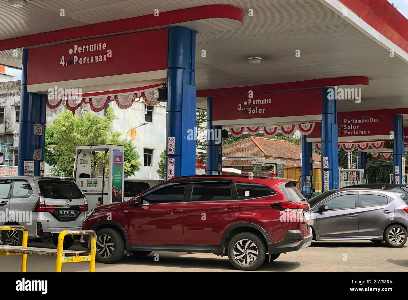 Palembang, South Sumatra, Indonesia. 4th Sep, 2022. Car drivers queue ...
