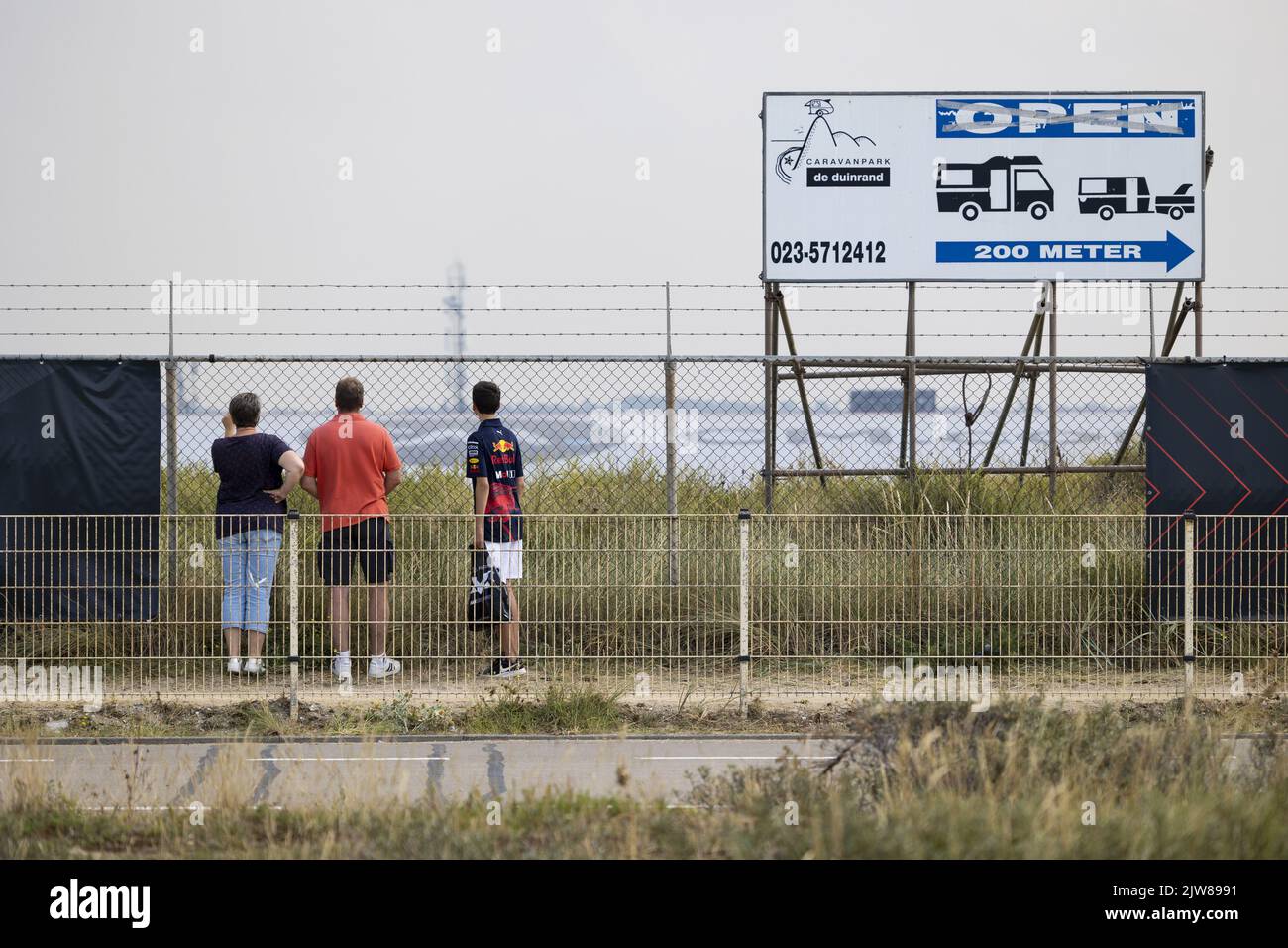 2022-09-04 13:46:41 ZANDVOORT - Race fans look through a fence at the ...