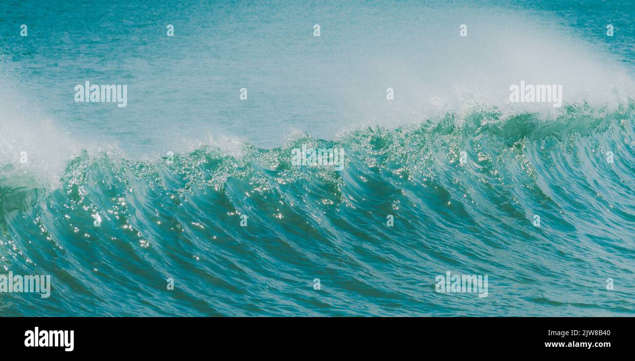 Amazing wave getting its top blown away by the Cornish wind. St Ives ...