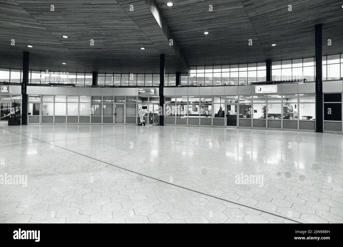 Interior of the N.S. station Schiphol: HAL Stock Photo - Alamy