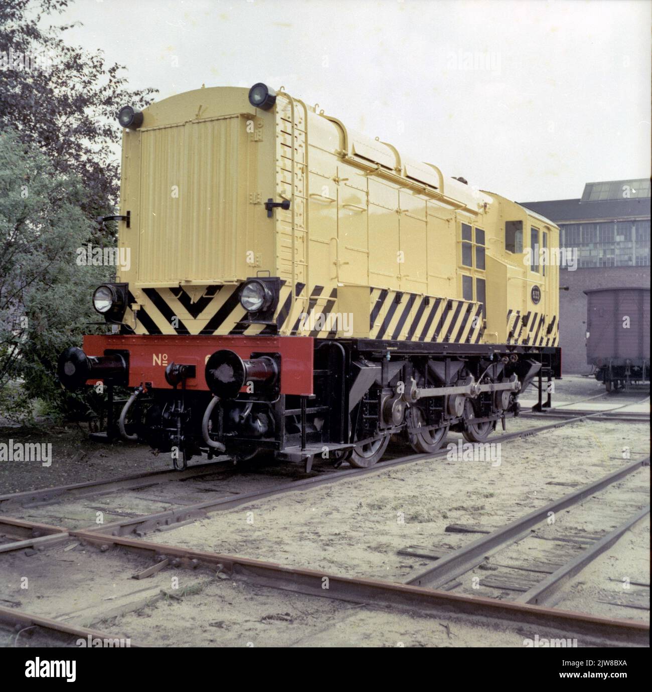 Image of the diesel-electric shunting locomotive no. 633 (series 600) of the N.S. In yellow ...