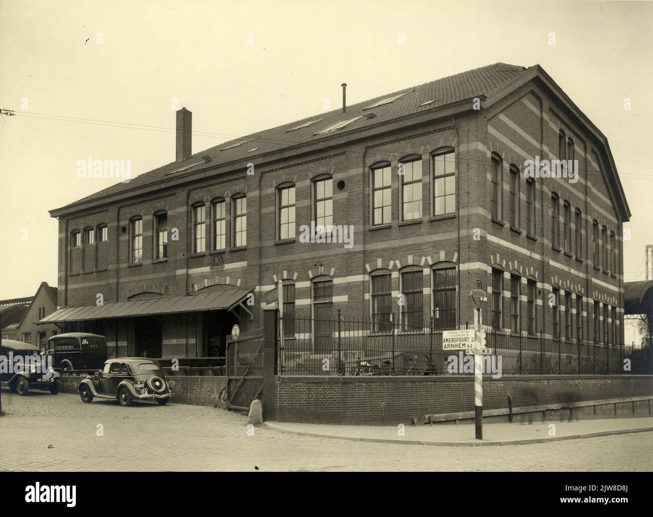 View of the front and side walls of the station post office in Utrecht ...