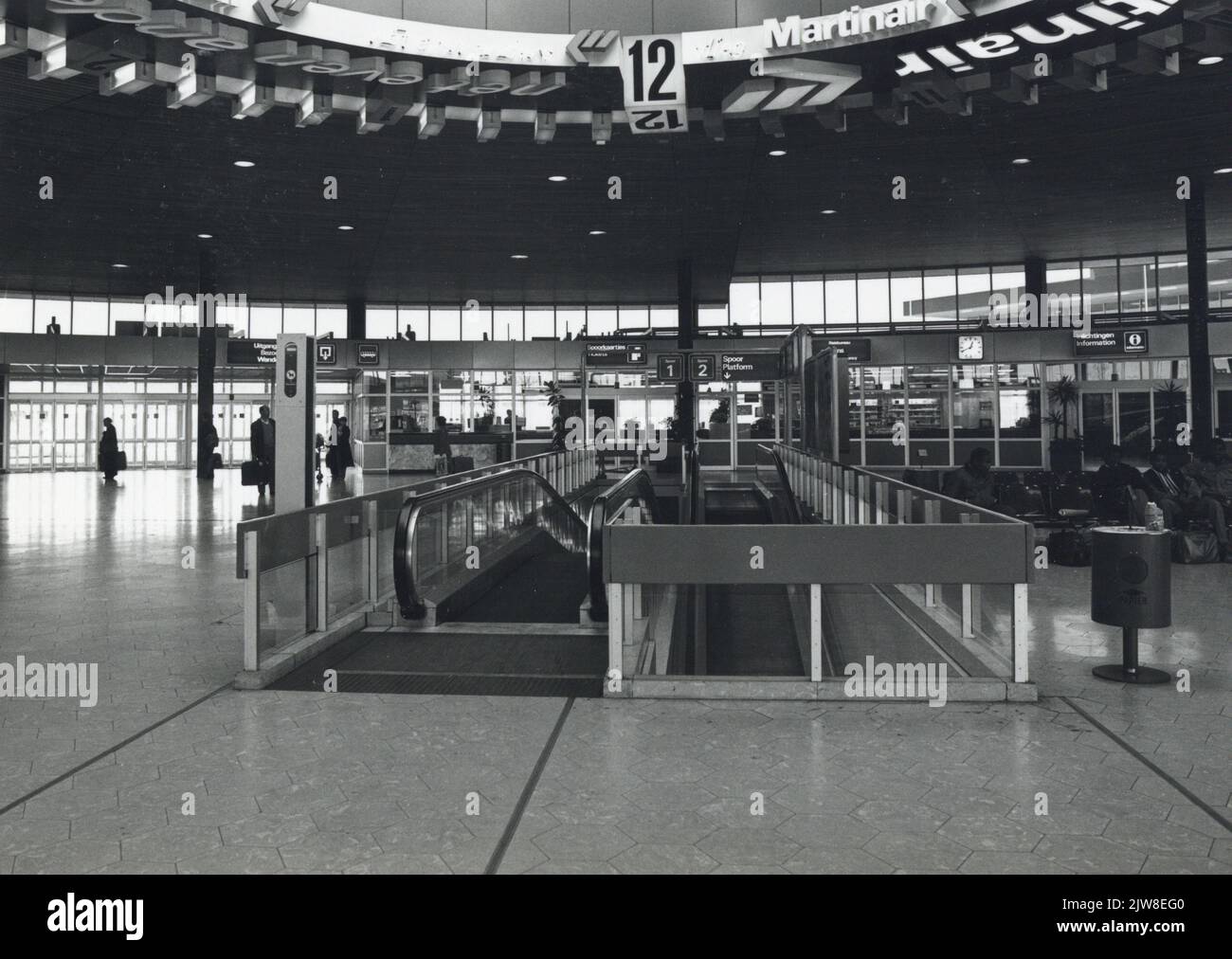 Interior of the N.S. station Schiphol: HAL Stock Photo - Alamy