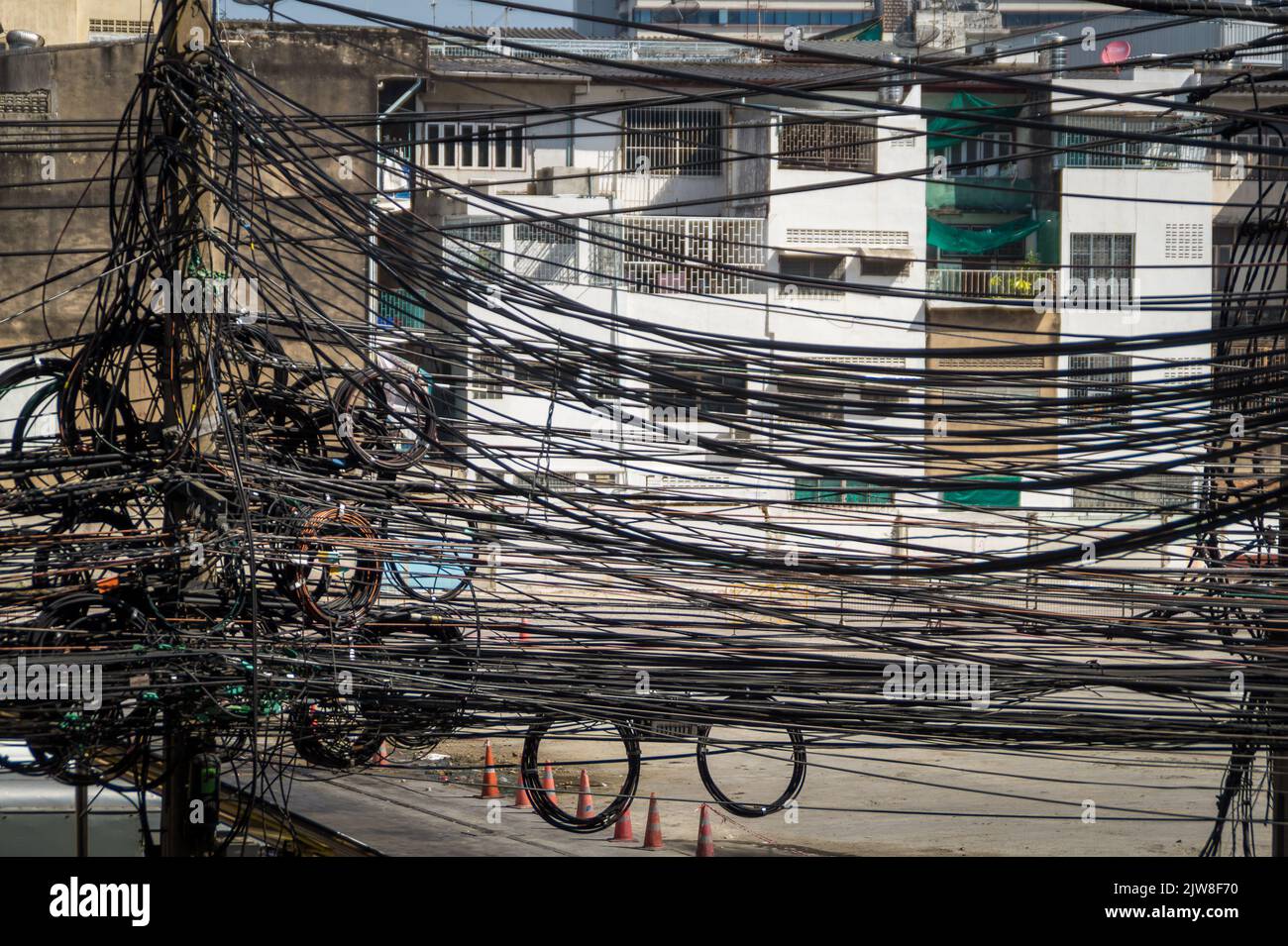 Hanging wire electric hi-res stock photography and images - Alamy