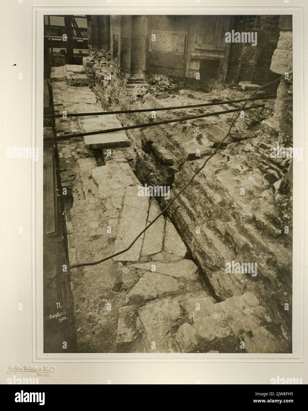 Image of the crack between the core and the mantle of the Dom tower ...
