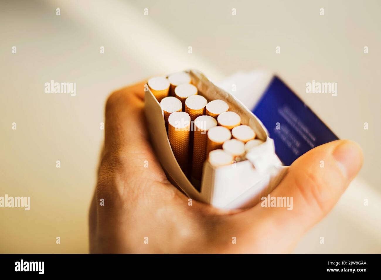 Hand holding pack of cigarettes hi-res stock photography and images - Alamy
