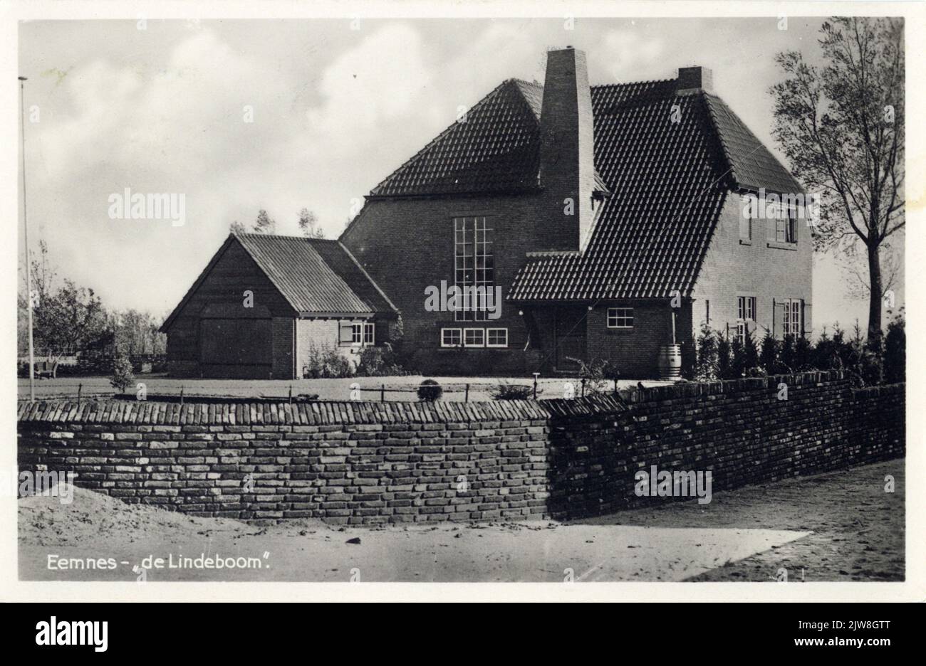 View of the front and right façade of the Villa de Lindeboom ...