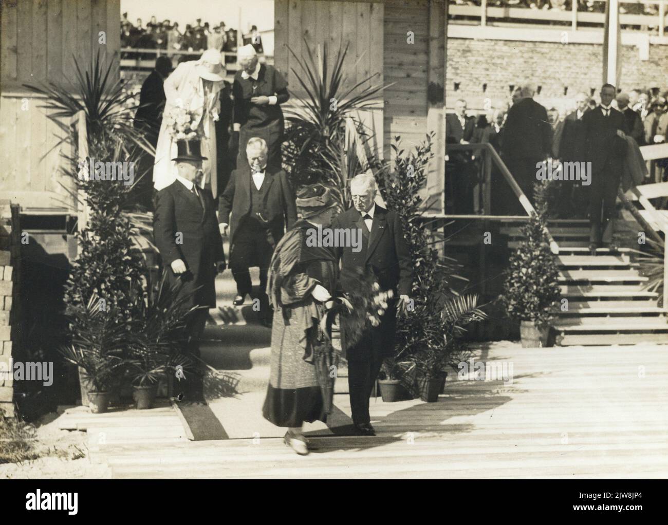 Image of the arrival of Koningin Wilhelmina and her entourage on the ...
