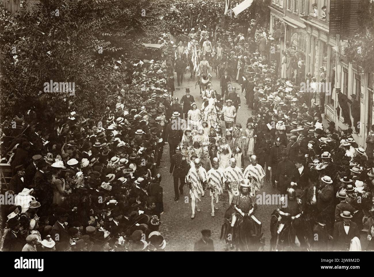 Image of Jeanne d'Arc with her entourage at the Neude in Utrecht during ...