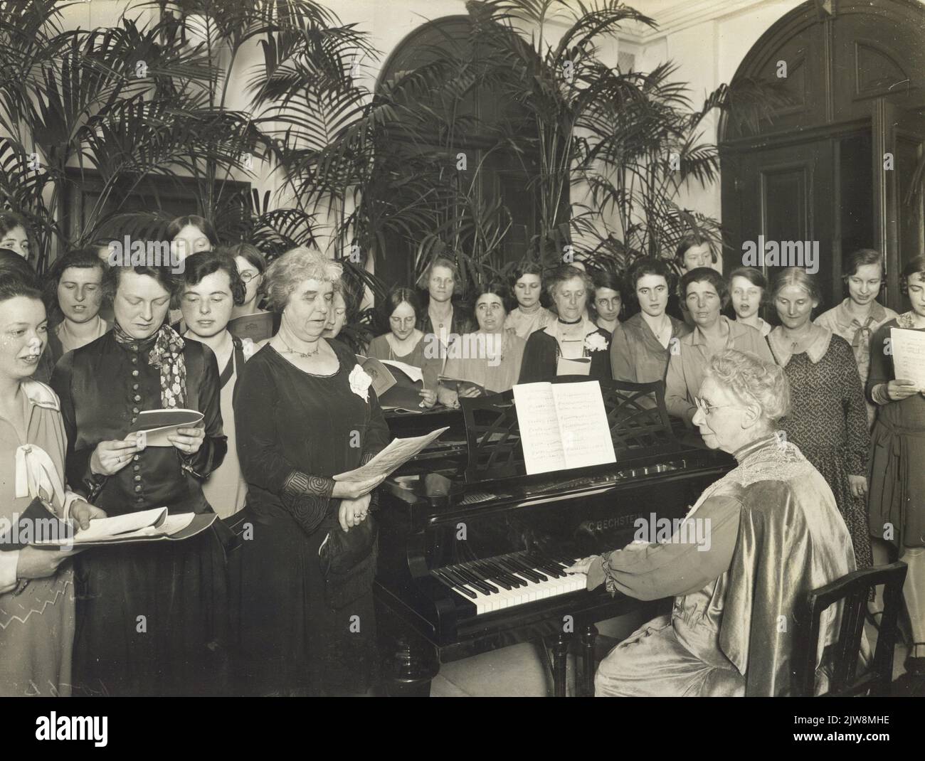 Bel canto singing hi-res stock photography and images - Alamy