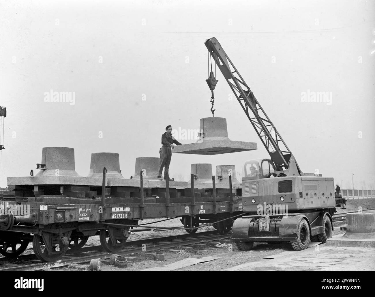 Image of the loading of a rungwagen with concrete feet for overhead ...