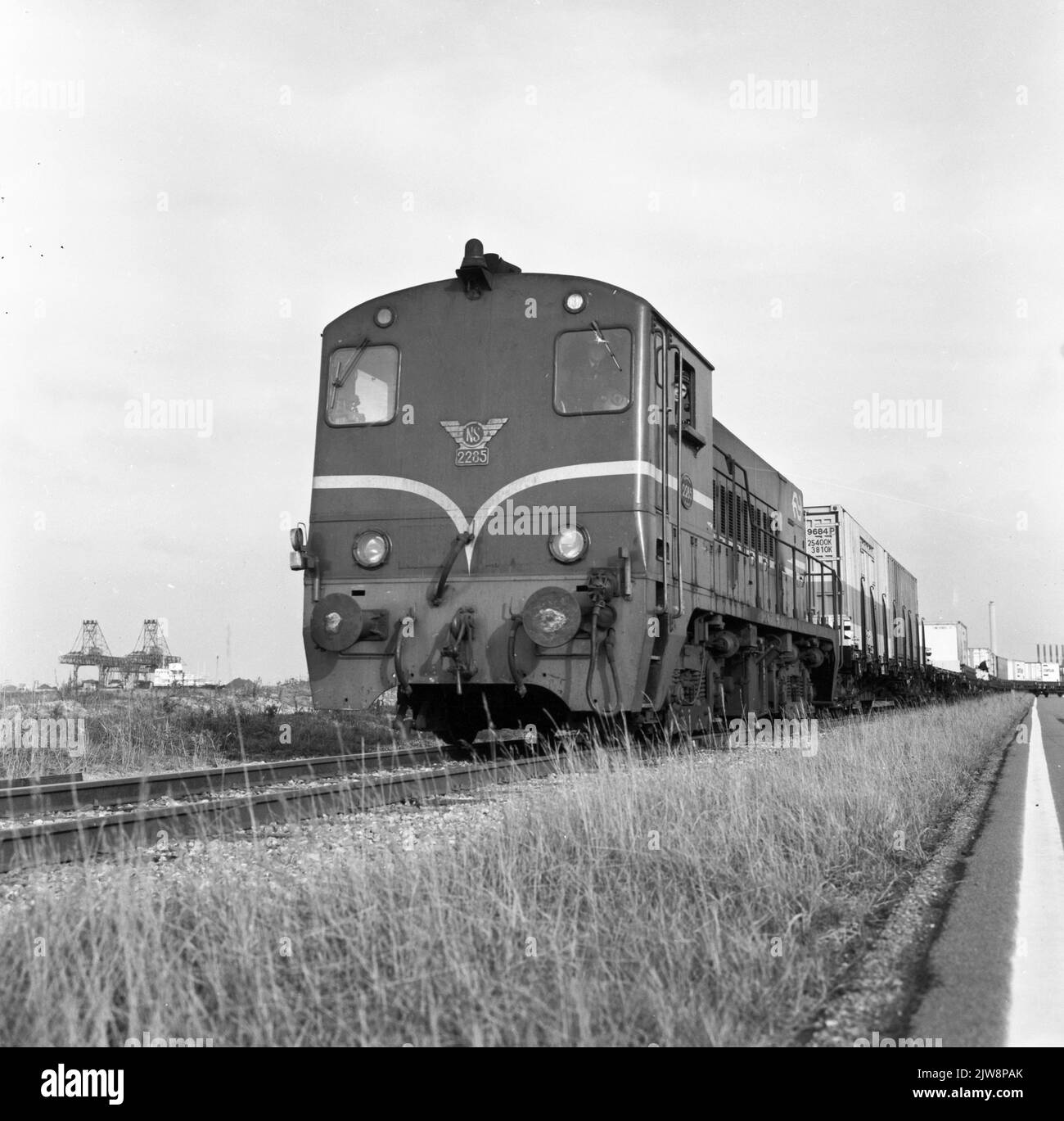 Image of the Diesel-Electric Locomotive No. 2285 (series 2200/2300) of the N.S. With a container ...