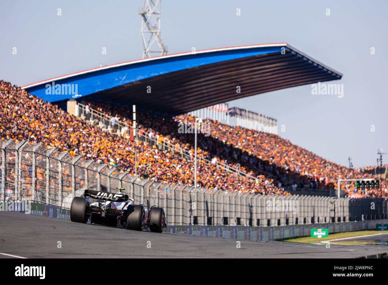 47 SCHUMACHER Mick (ger), Haas F1 Team VF-22 Ferrari, action crowd ...
