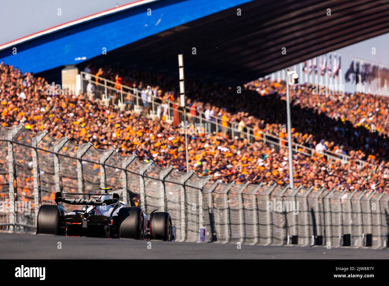 47 SCHUMACHER Mick (ger), Haas F1 Team VF-22 Ferrari, action crowd ...