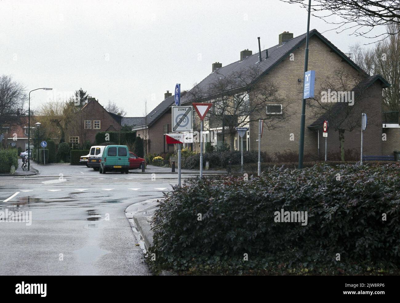 View at the intersection of the Oranjelaan (foreground) and De Mendijk ...