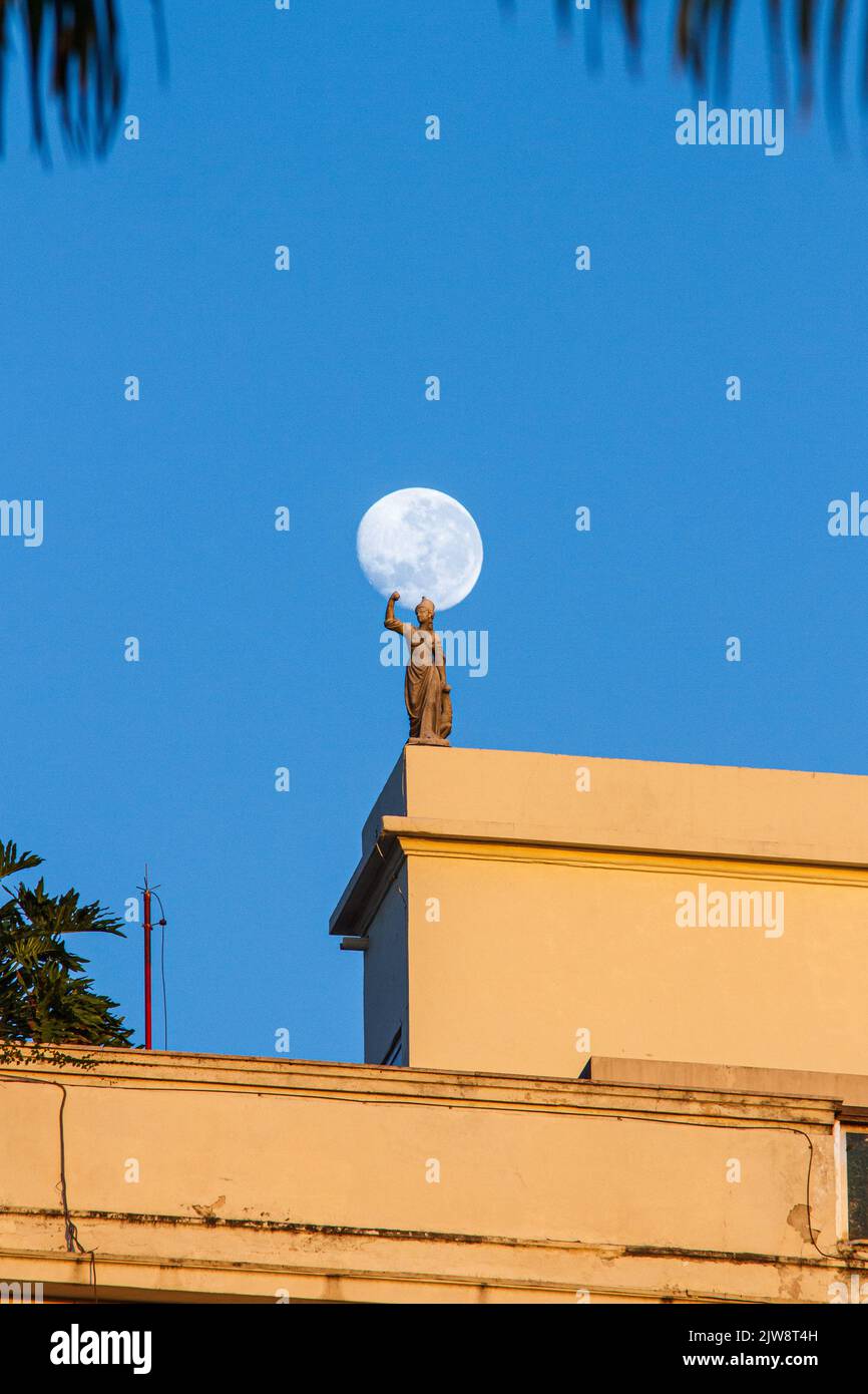 moon sunset on a beautiful winter morning in Rio de Janeiro Stock Photo ...
