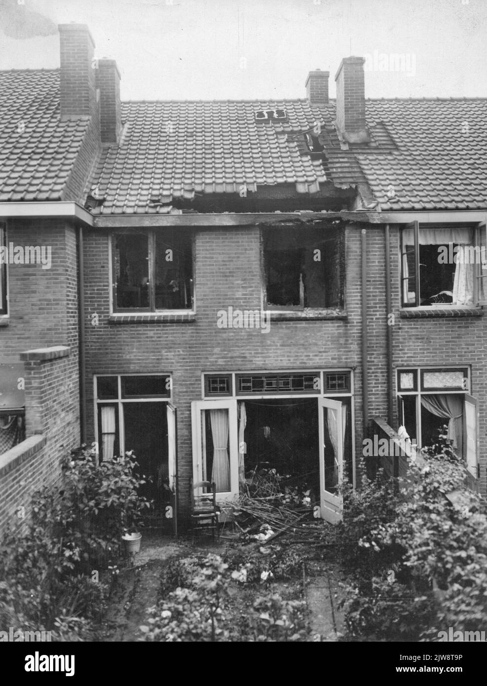 Burned building fire war Black and White Stock Photos & Images - Alamy