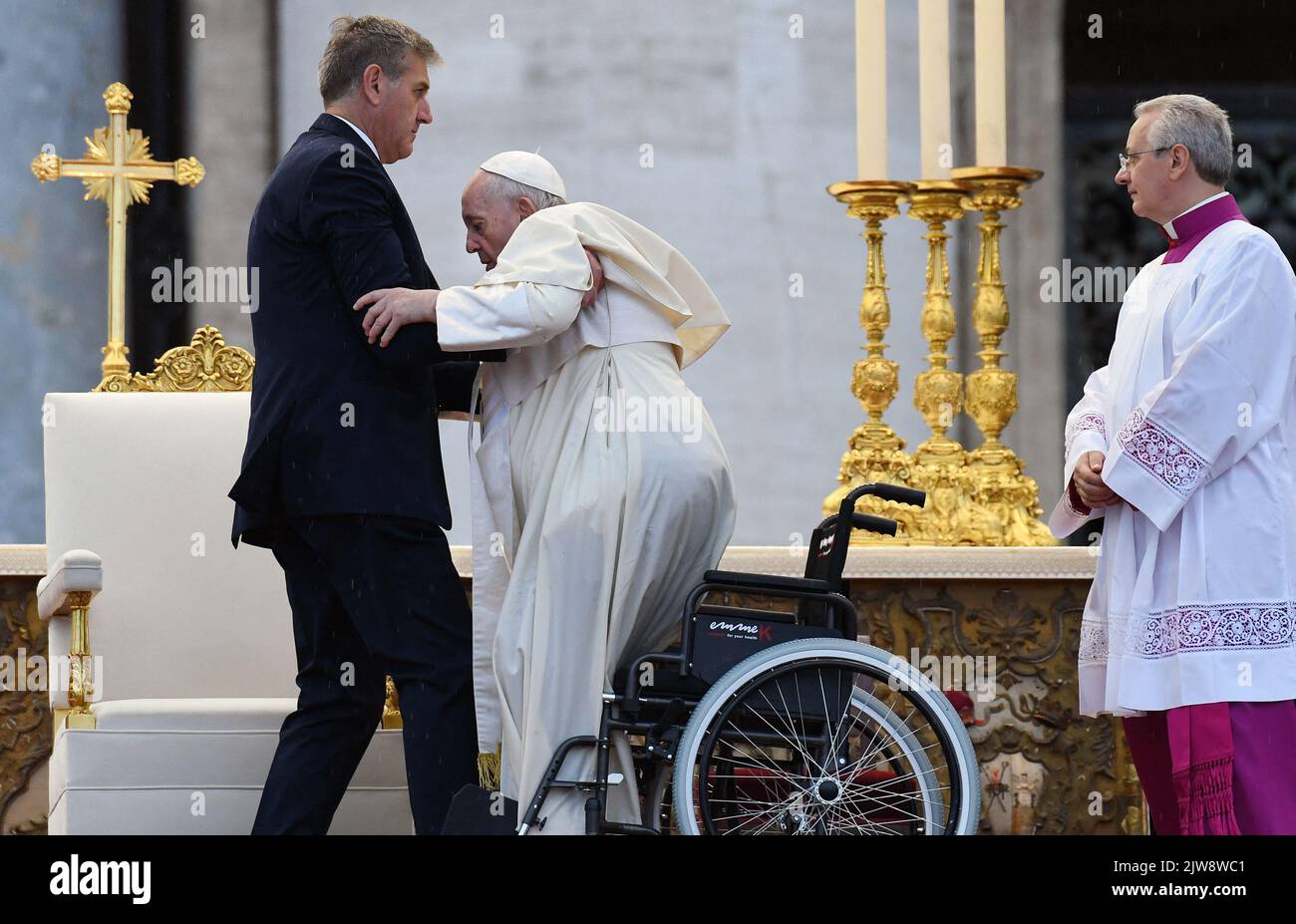 Pope Francis arrives on a wheelchair, helped by his personal assistant ...