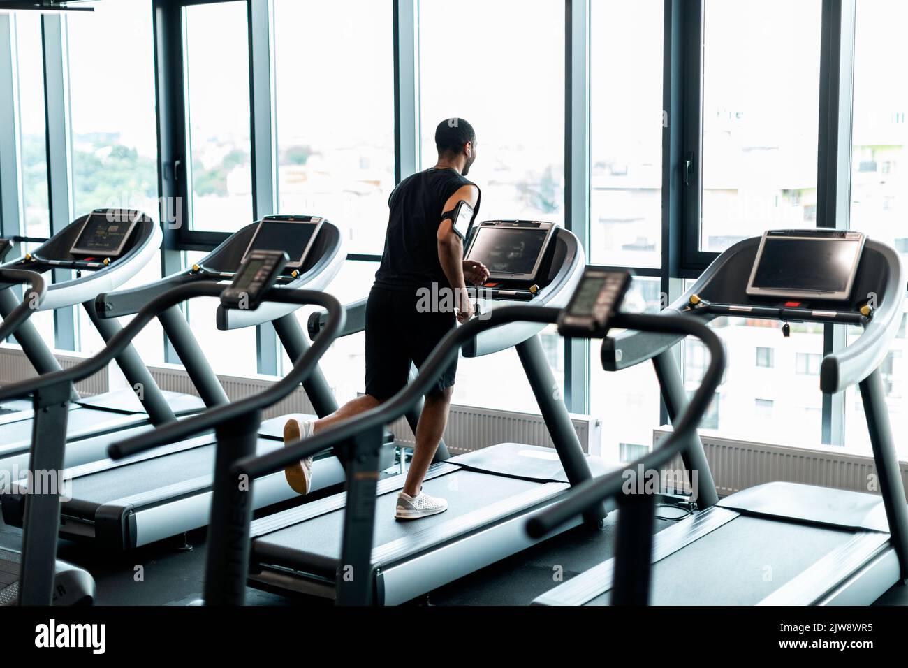 Man running on treadmill hi-res stock photography and images - Alamy