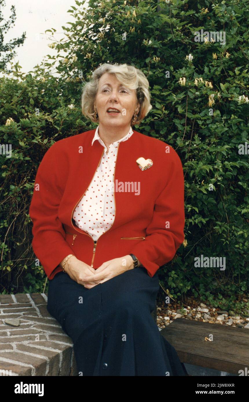 Portrait of mrs. T. (Thea) Poortenaar-Sikkema (1938), member of the ...