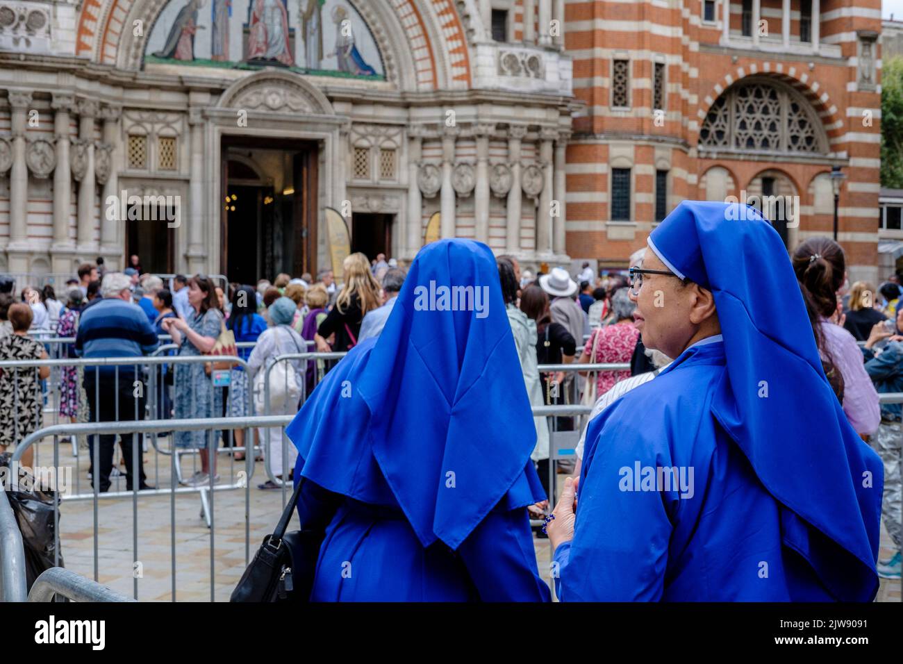 London, UK. 3rd September 2022, Religious devotees queue outside ...