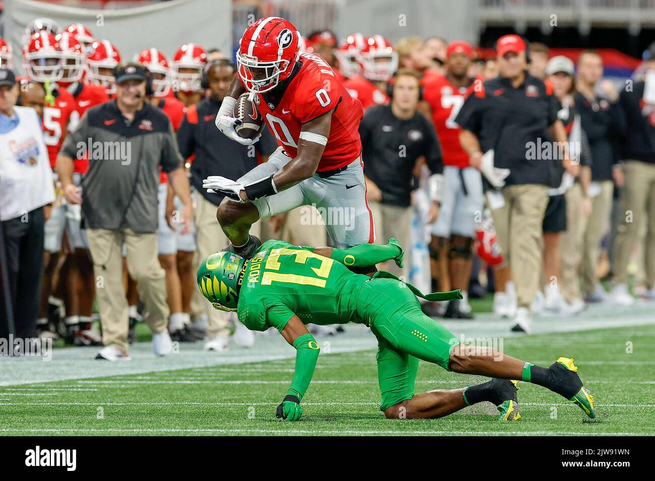September 3, 2022: Georgia's Darnell Washington (0) hurdles Oregon's ...