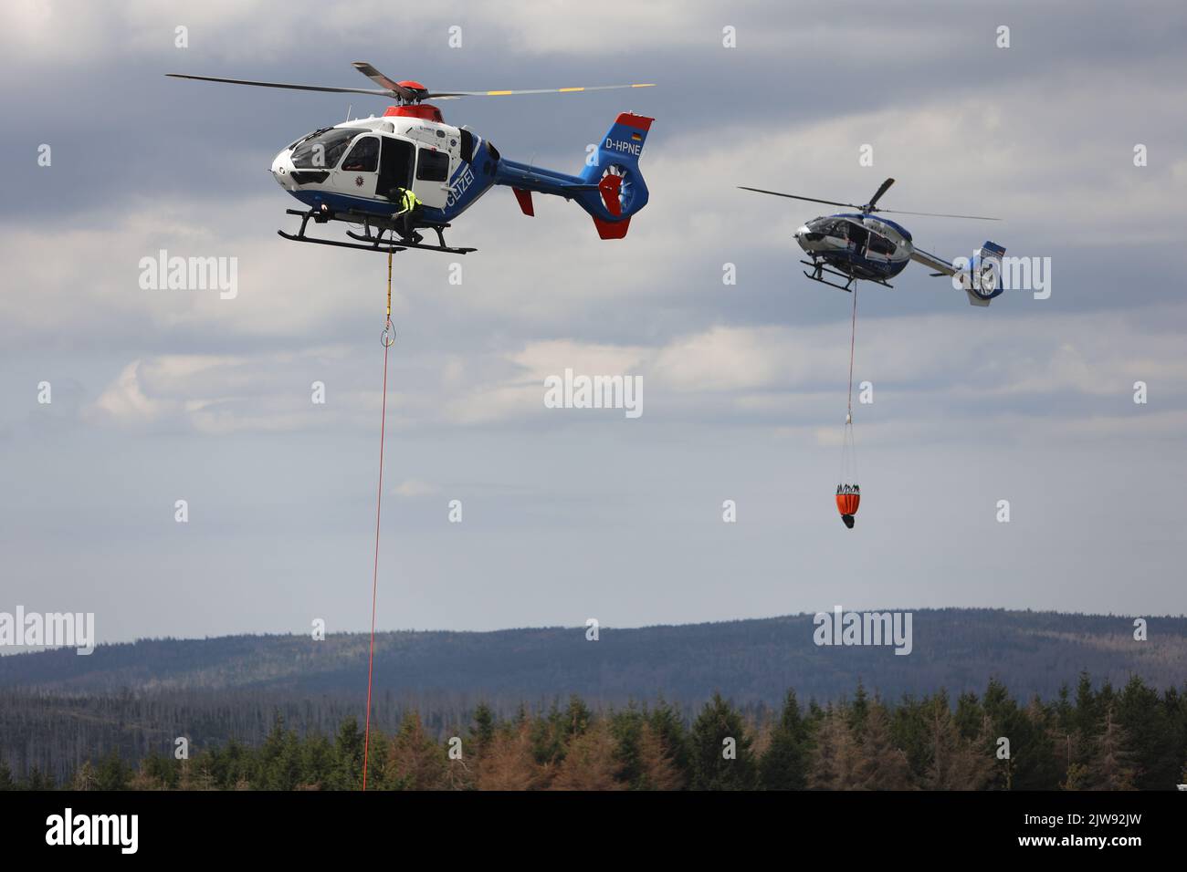 Wurmbergteich, Germany. 04th Sep, 2022. Firefighting helicopters fetch ...