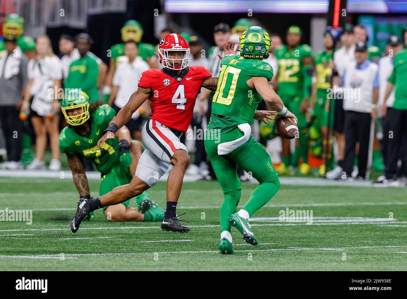 September 3, 2022: Georgia's Nolan Smith (4) puts pressure on Oregon's ...