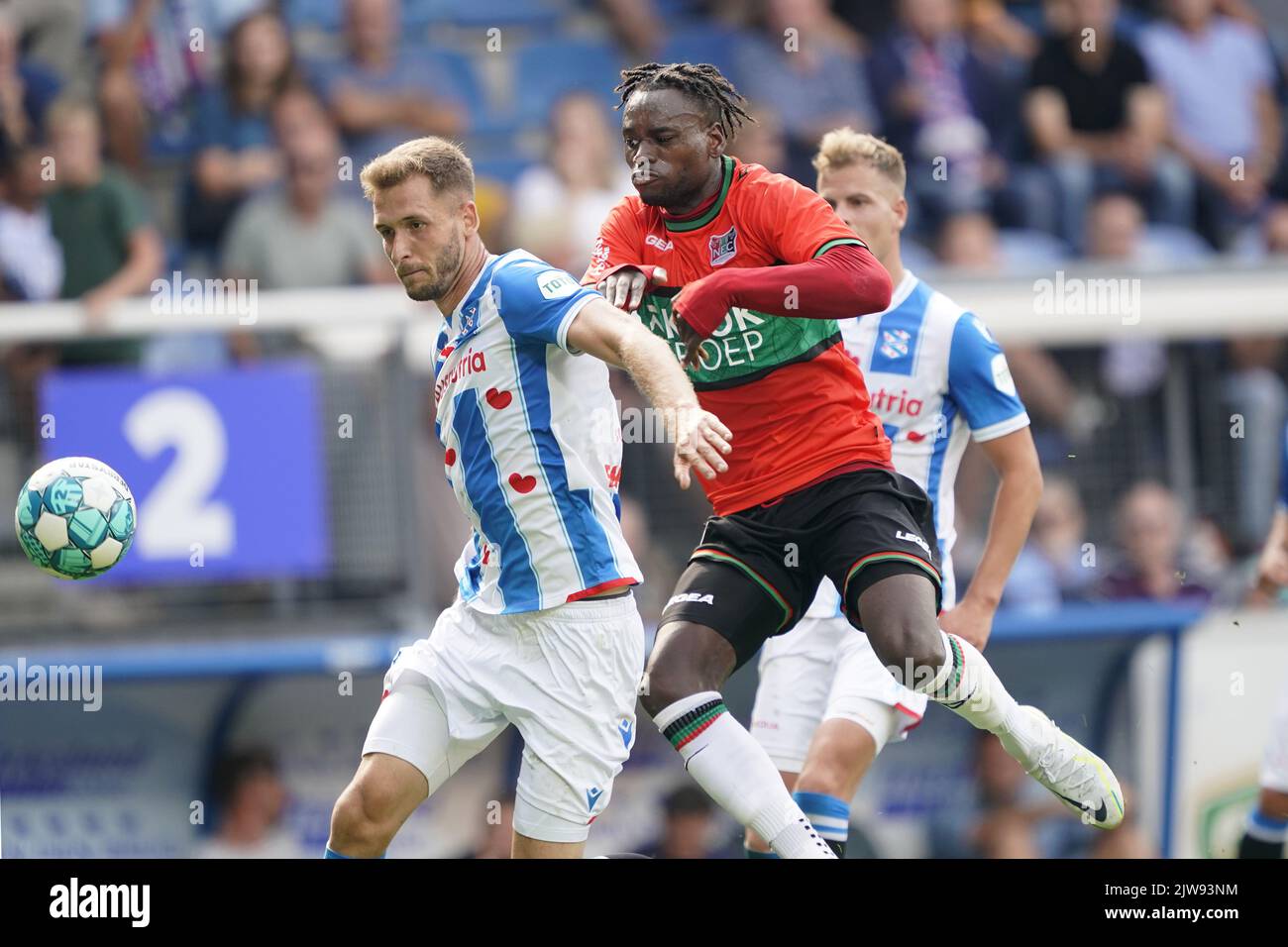 HeereNVEEN - (lr) Pawel Bochniewicz of SC Heerenveen, Landry Dimata or ...