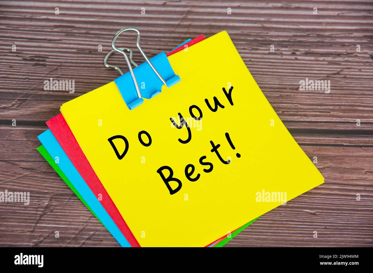 Do your best text on yellow notepad with wooden desk background ...